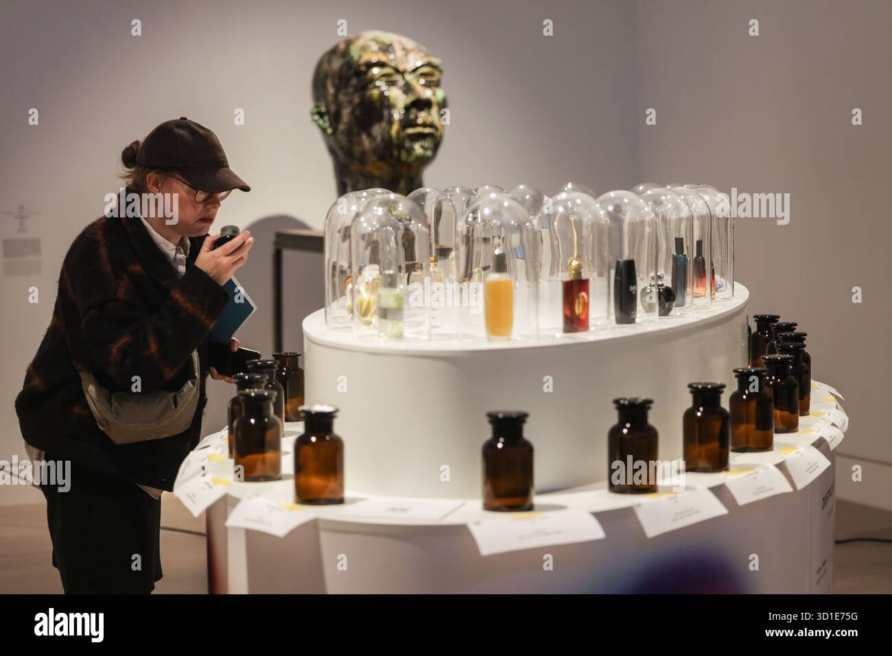 28 October 2025, North Rhine-Westphalia, Duesseldorf: A museum visitor ...