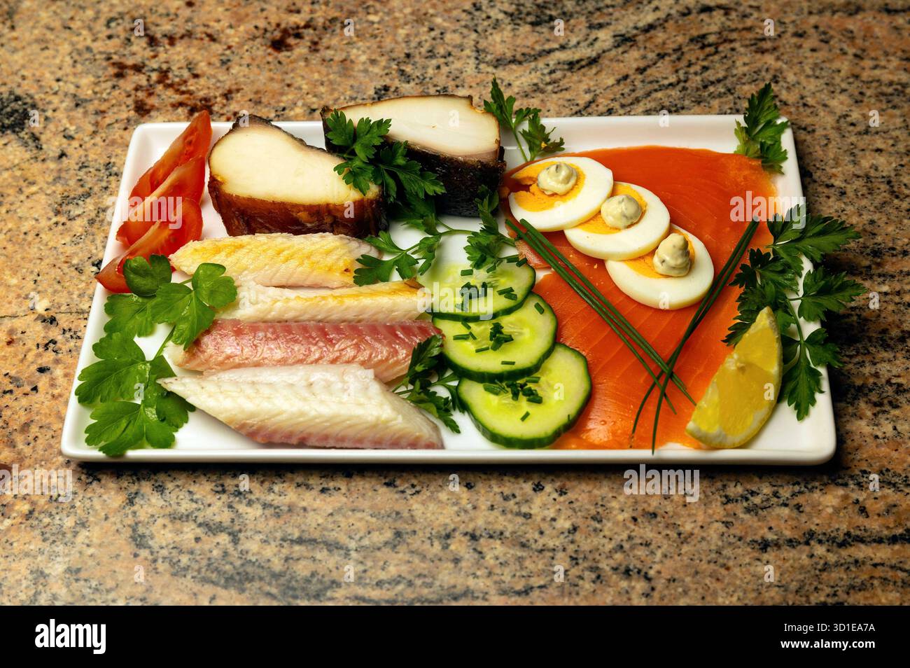 Kalte Fischplatte mit Aal, Butterfisch, Lachs, Gurken, Petersilie ...