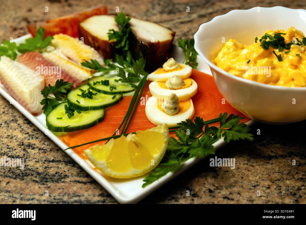Kalte Fischplatte mit Aal, Butterfisch, Lachs, Gurken, Petersilie ...