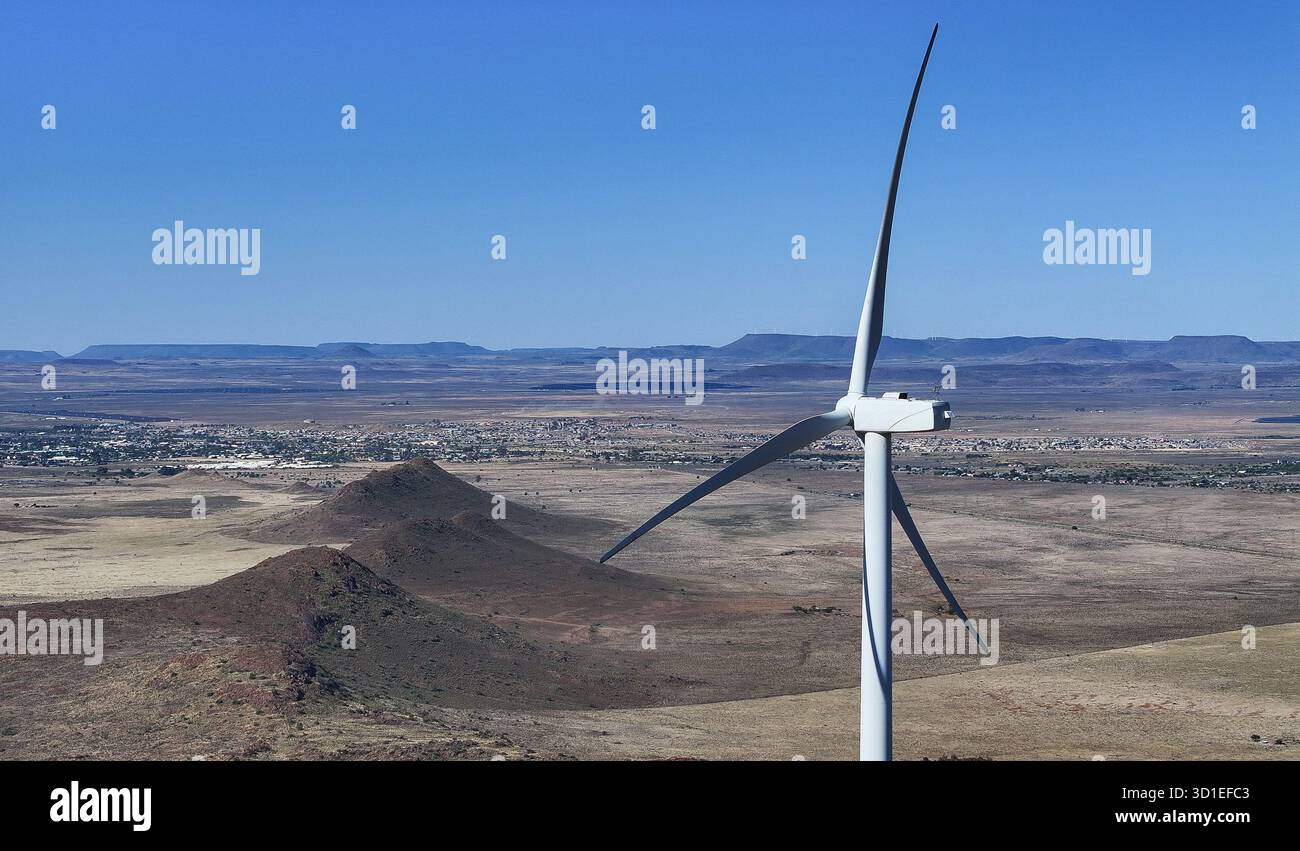 (251028) -- DE AAR, Oct. 28, 2025 (Xinhua) -- An aerial photo taken on ...