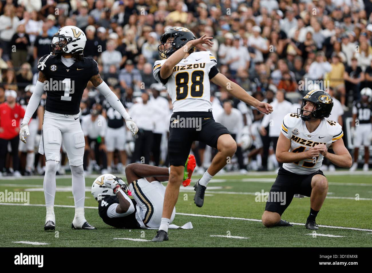 NASHVILLE, TN - OCTOBER 25: Missouri Tigers kicker Robert Meyer #88 ...