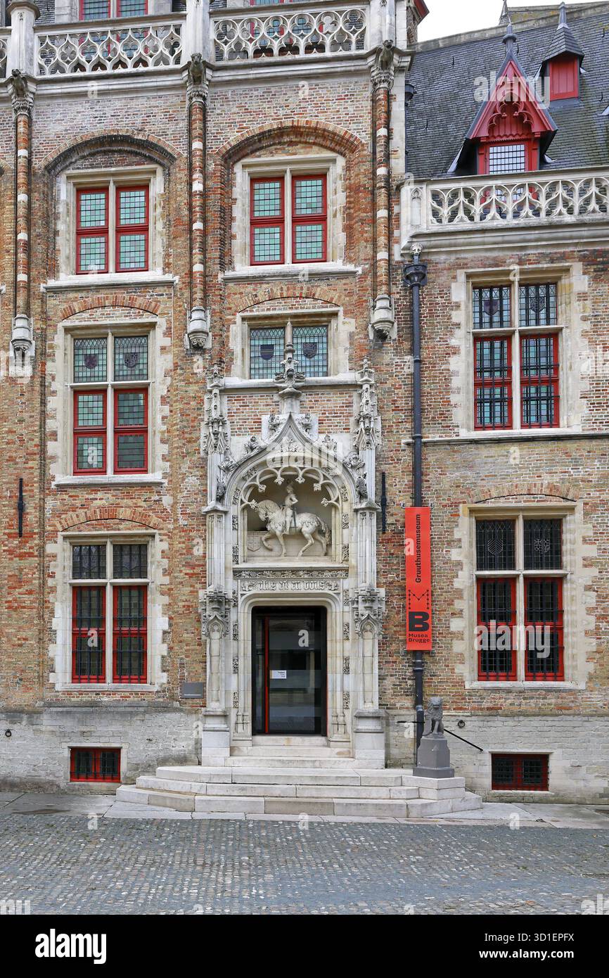 Gruuthusemuseum with equestrian statue of Lodewijk van Gruuthuse above ...