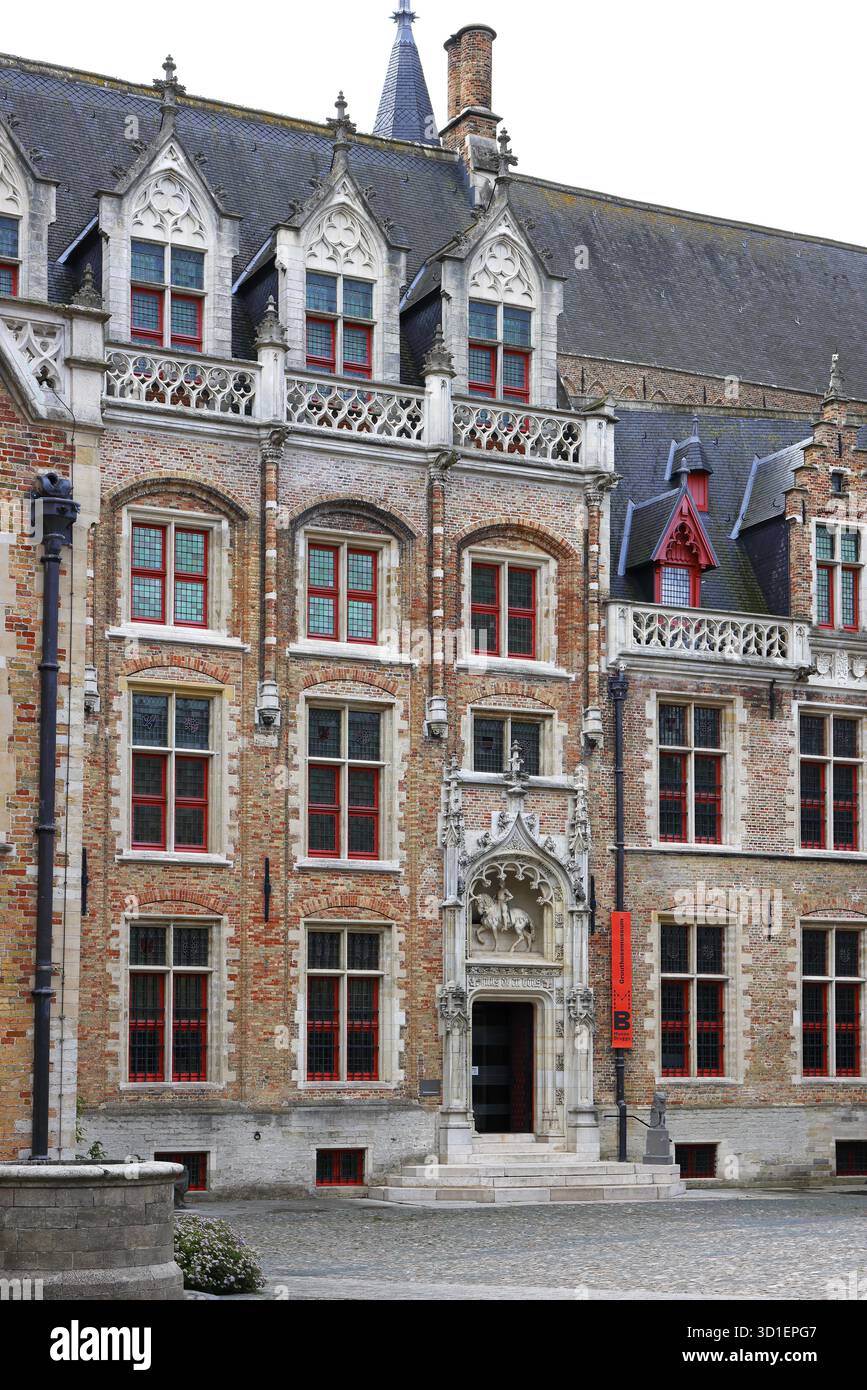 Gruuthusemuseum with equestrian statue of Lodewijk van Gruuthuse above ...