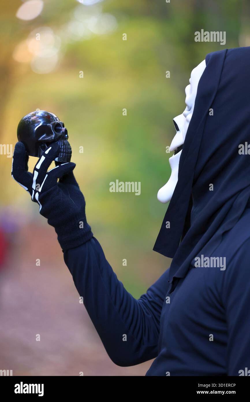 Ghostface and skull outdoors hi-res stock photography and images - Alamy