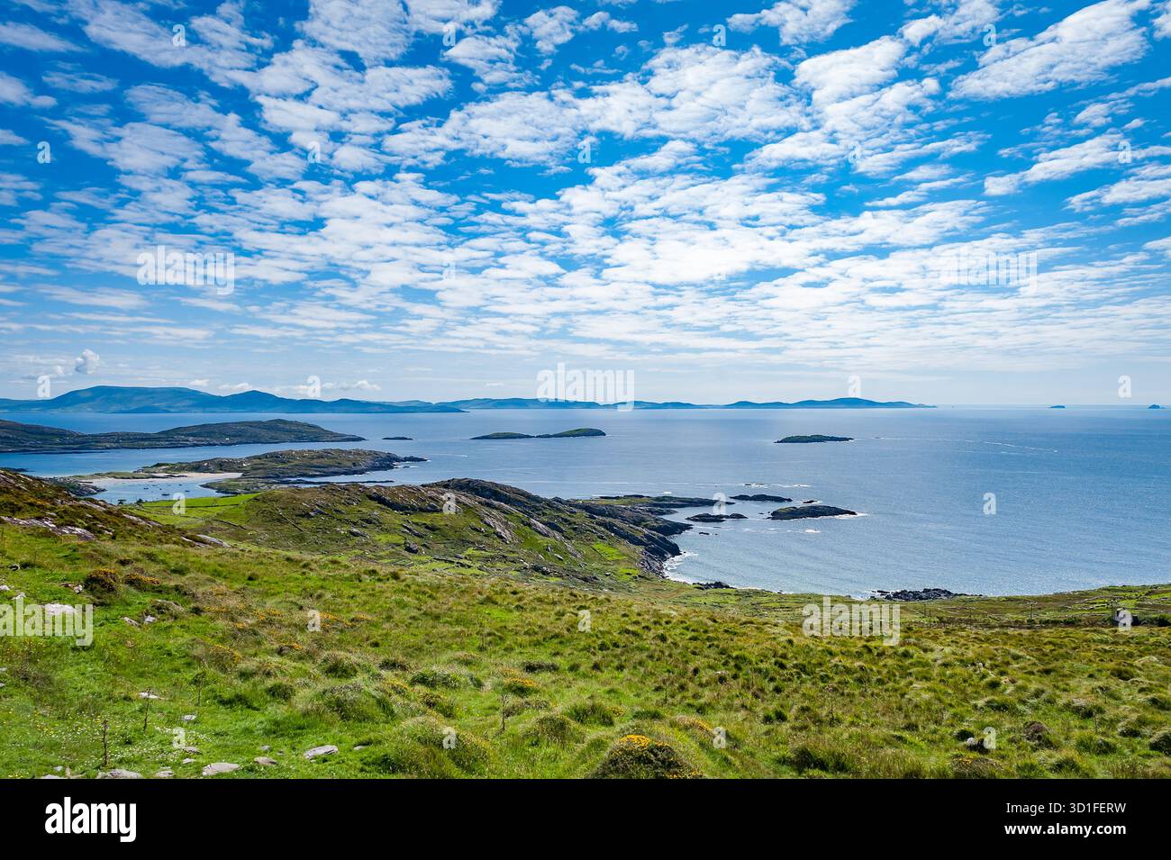 Irish seascape. View of Ballinskelligs bay and Scariff island in Ring ...