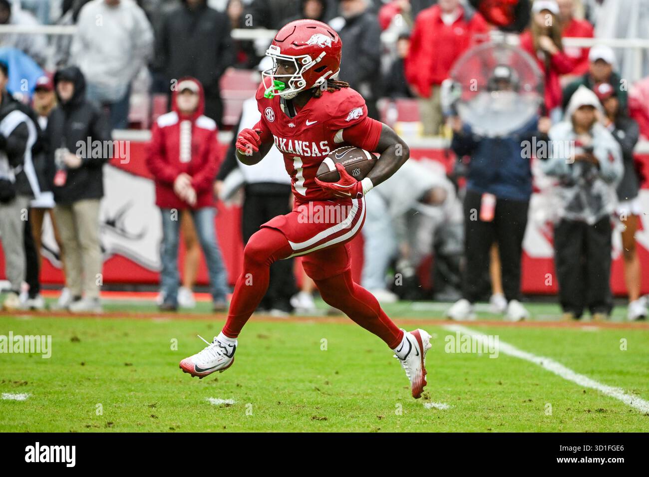 Arkansas running back Rodney Hill (1) returns a kick against Auburn ...