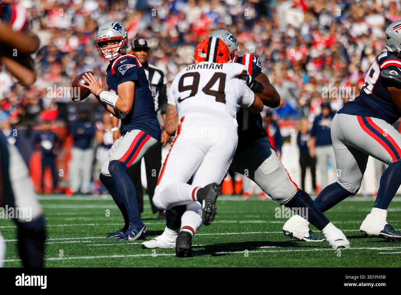 New England Patriots quarterback Drake Maye (10) prepares to make a ...