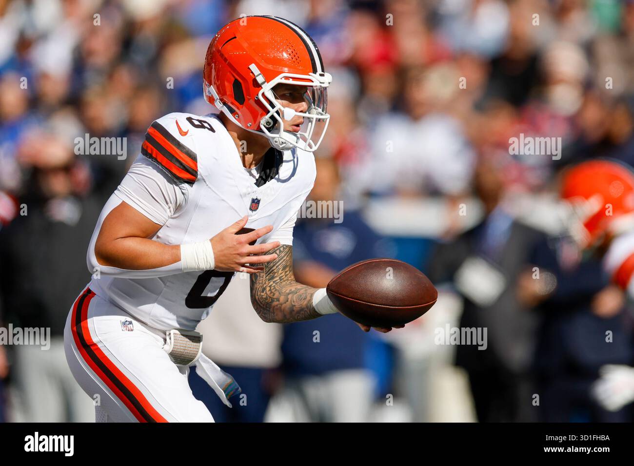 Cleveland Browns quarterback Dillon Gabriel (8) prepares to hand off the ball during the first ...