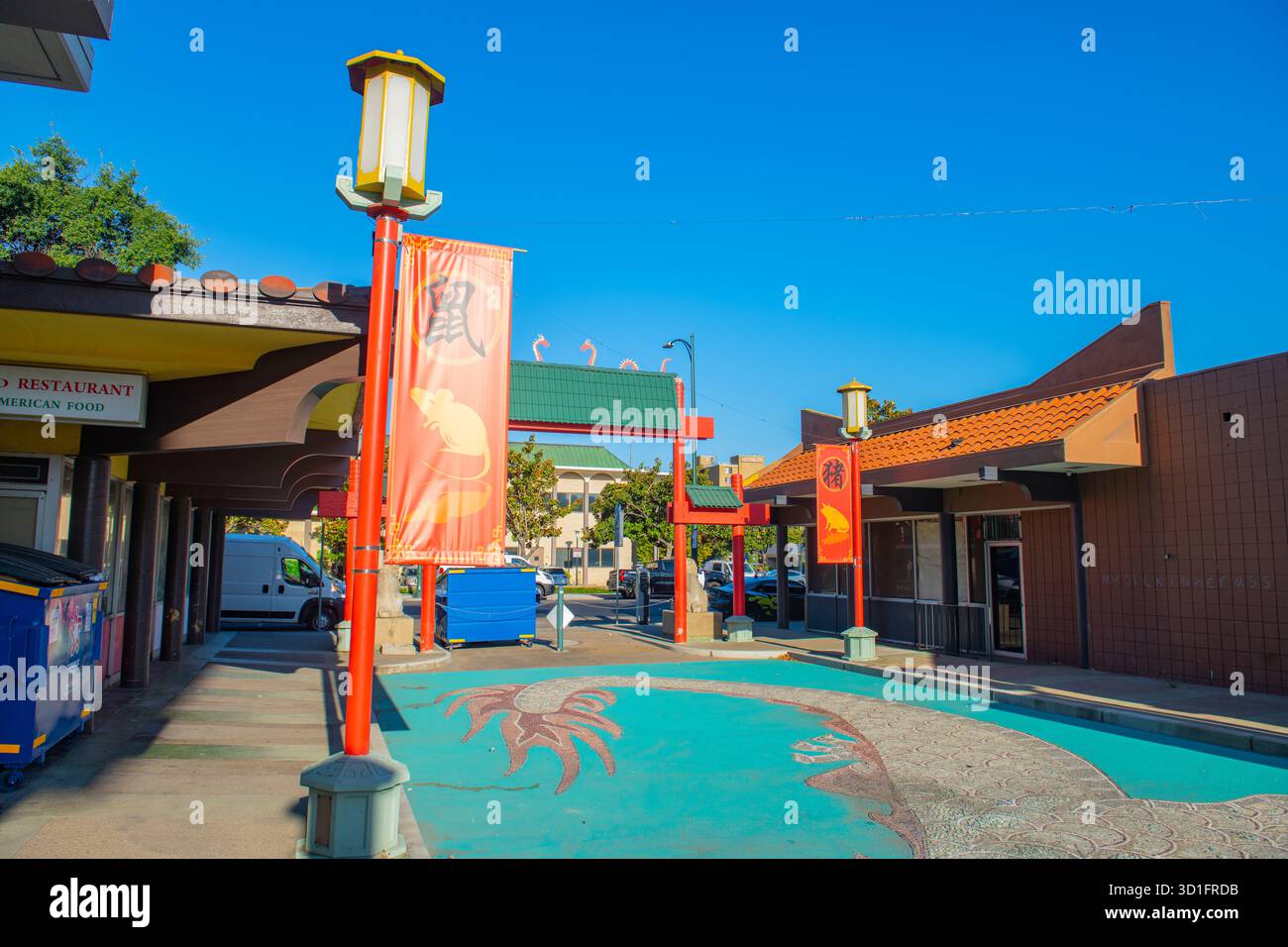 Chinese style gateway (Pailou) on Mun Kwok Lane in historic Stockton ...
