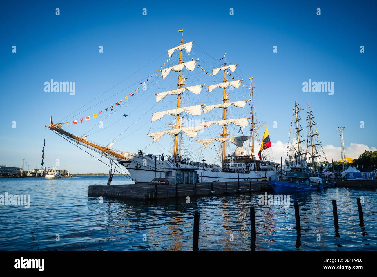 Stern historic sailing ship hi-res stock photography and images - Alamy