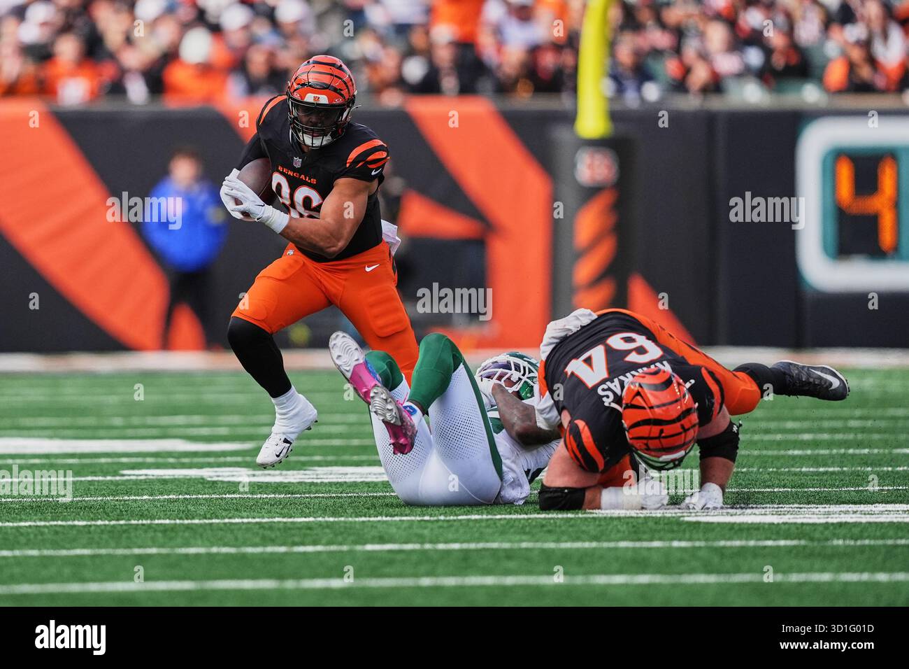 Cincinnati Bengals tight end Noah Fant runs the ball during the second ...