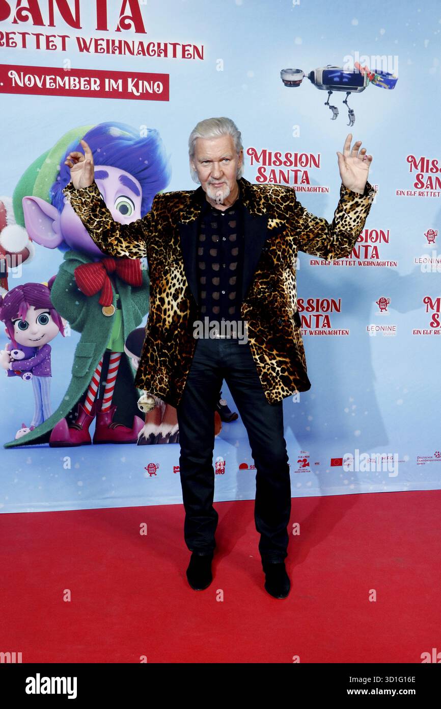 Elf movie hi-res stock photography and images - Alamy