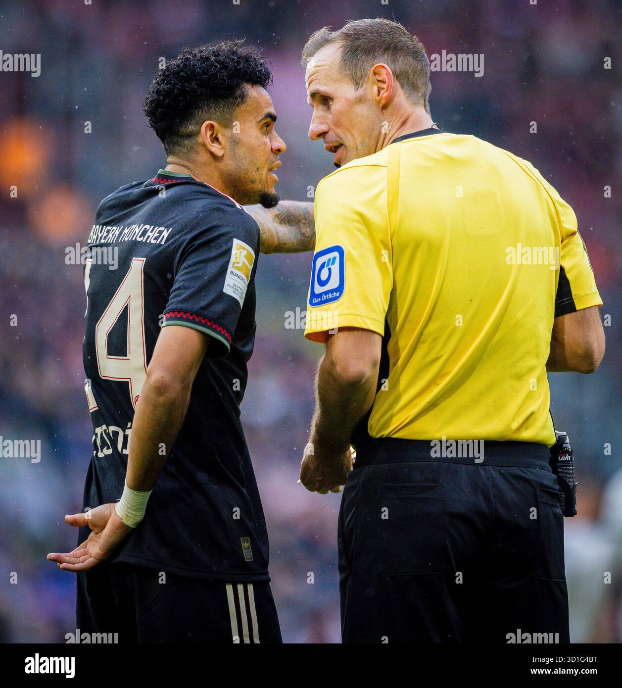 Mönchengladbach, Germany. 25th Oct 2025. Luis Diaz (FCB) Schiedsrichter ...