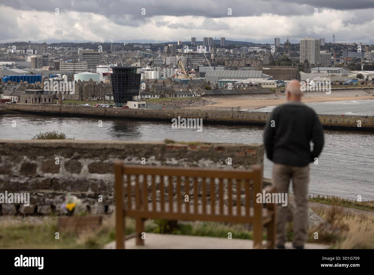 Views of Aberdeen Harbour and the port, with offshore supply vessels in ...