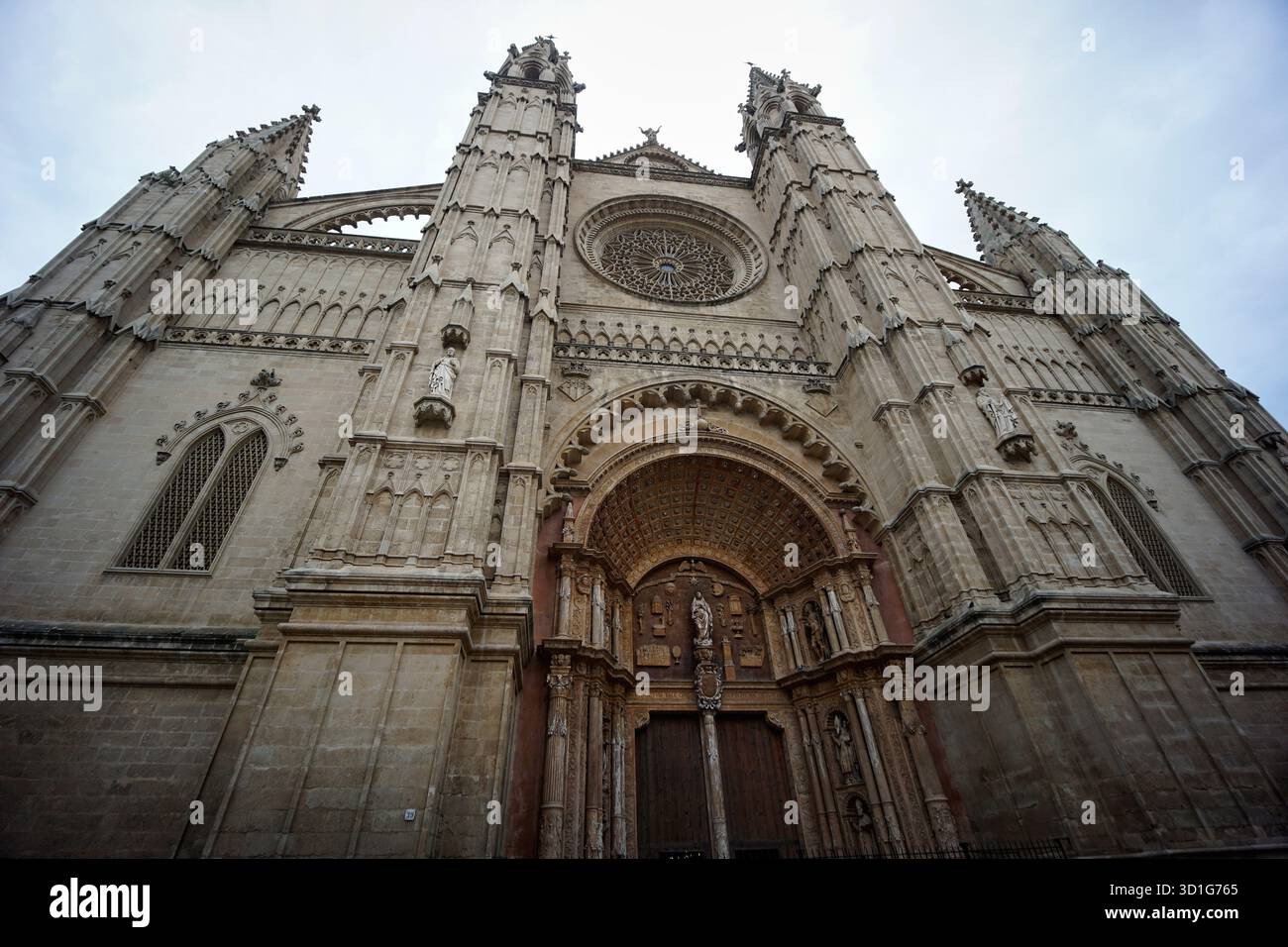 Exterior view of the 'Catedral-Basilica de Santa Maria de Mallorca' in ...