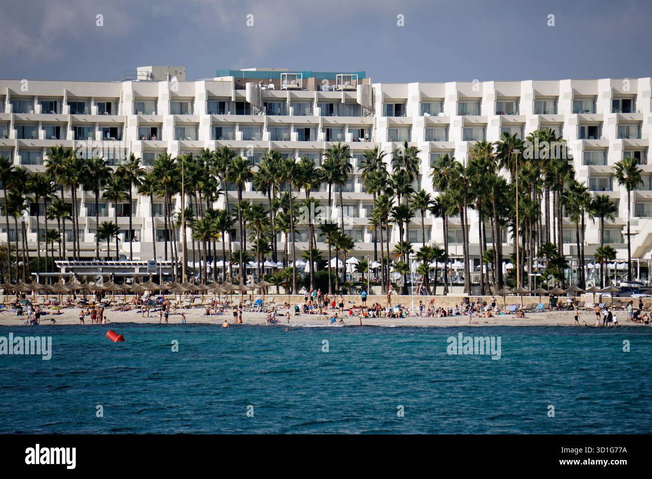 Exterior view of the Hipotels Mediterraneo hotel in Sa Coma, Mallorca ...