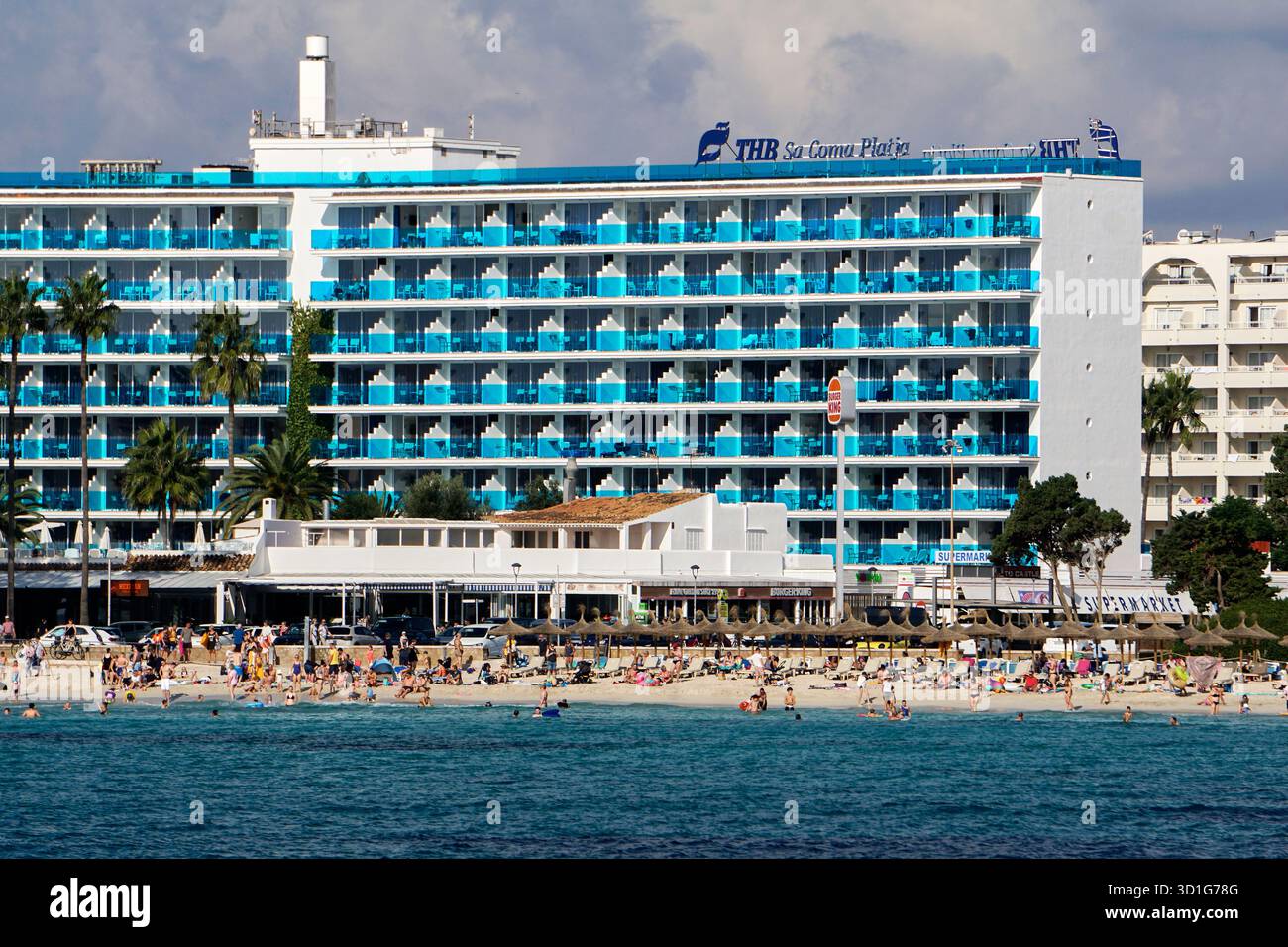 Exterior view of the THB Sa Coma Platja hotel in Sa Coma, Mallorca ...