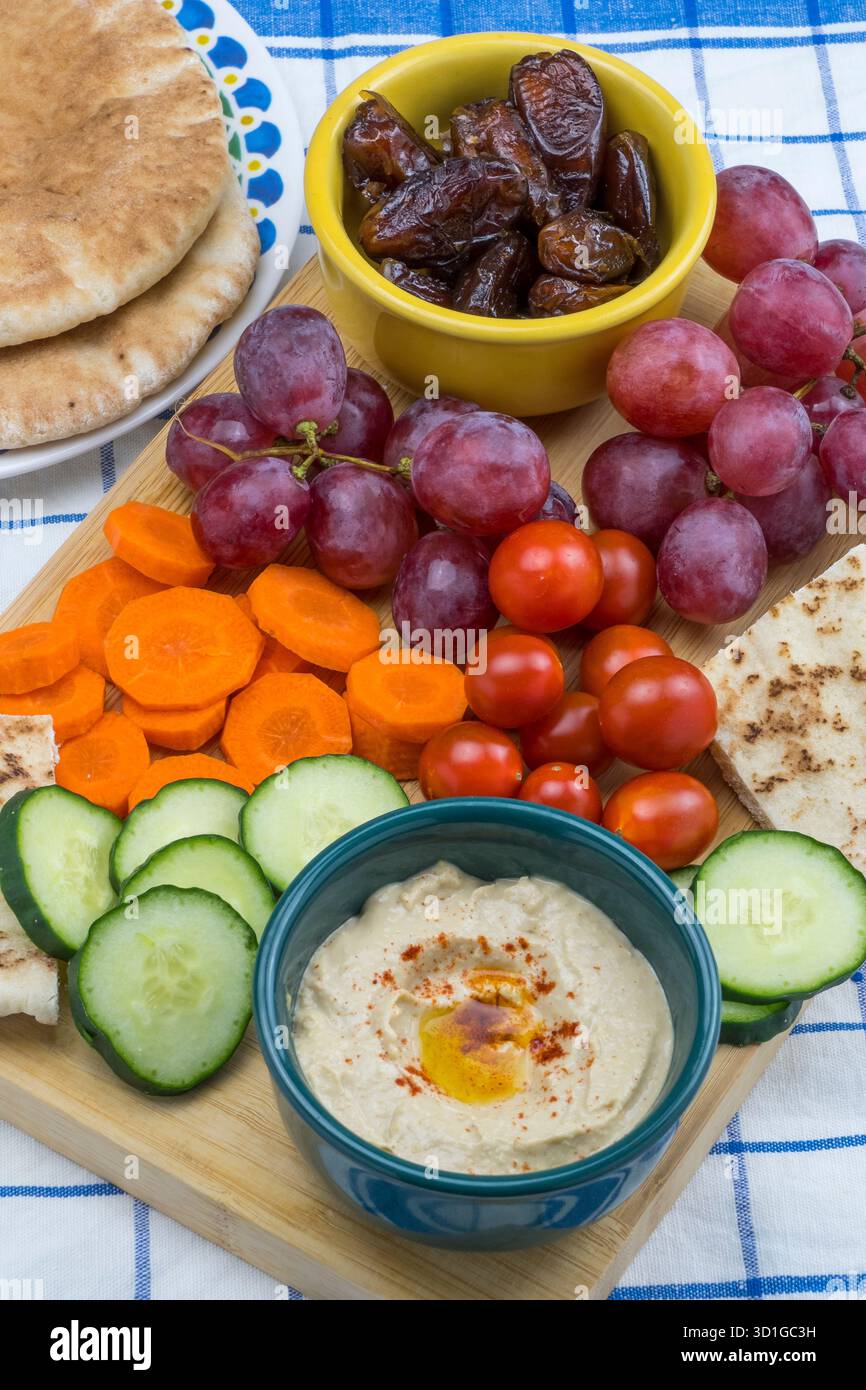 Hummus and mezze appetizers Stock Photo - Alamy