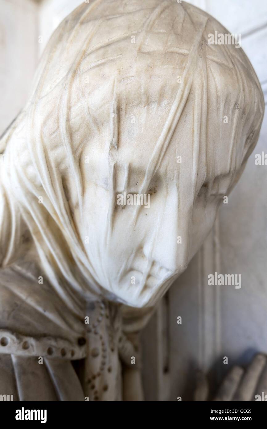 Close-up on the heavily veiled head of a marble mourning woman (Dolente ...