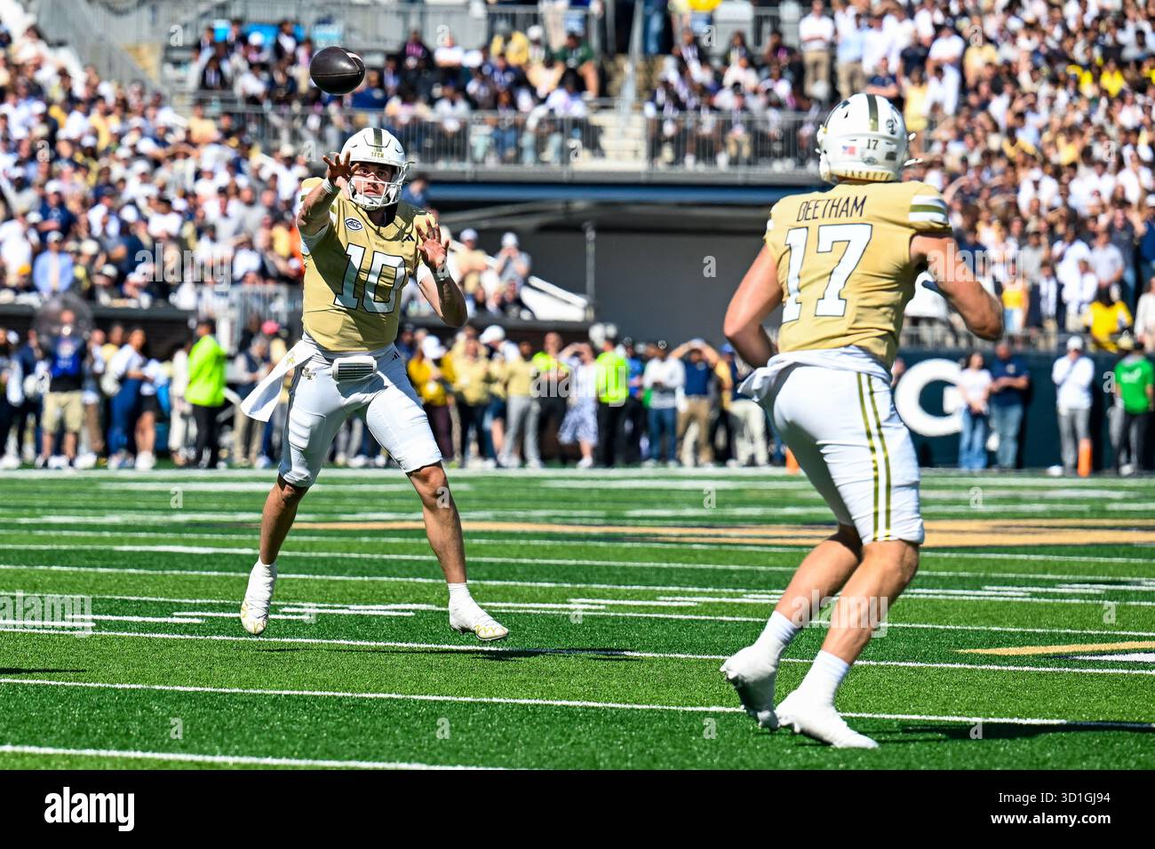 ATLANTA, GA - OCTOBER 25: Georgia Tech quarterback Haynes King (10 ...