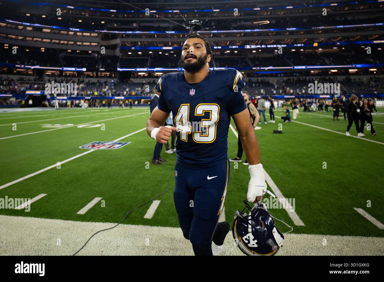 Los Angeles Chargers linebacker Troy Dye (43) jogs back to the locker ...