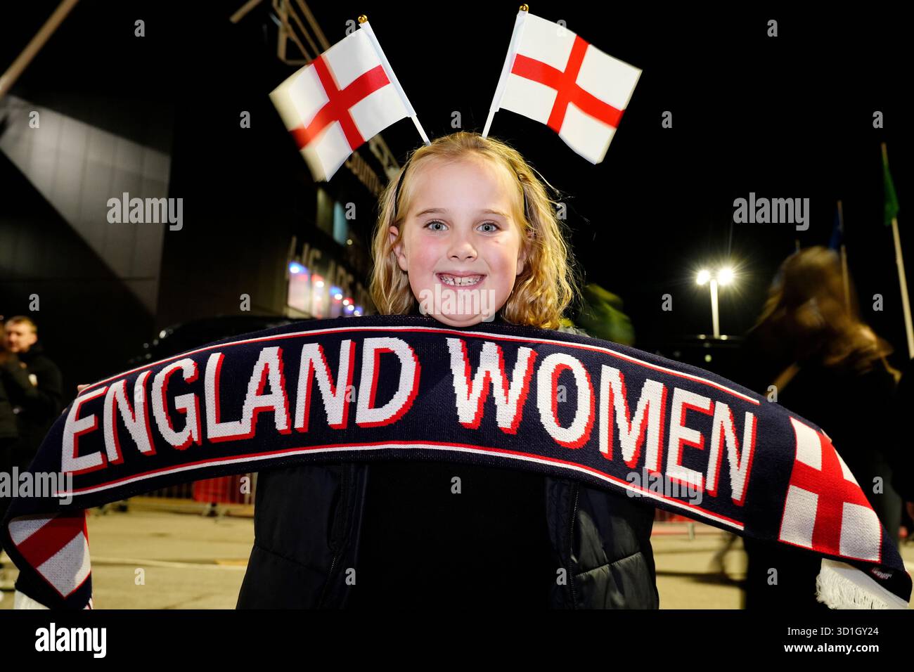 England fan holding scarf hi-res stock photography and images - Alamy