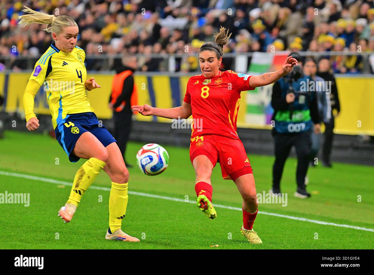 Mariona Caldentey (8 Spain) and Hanna Lundkvist (4 Sweden) in the semi ...