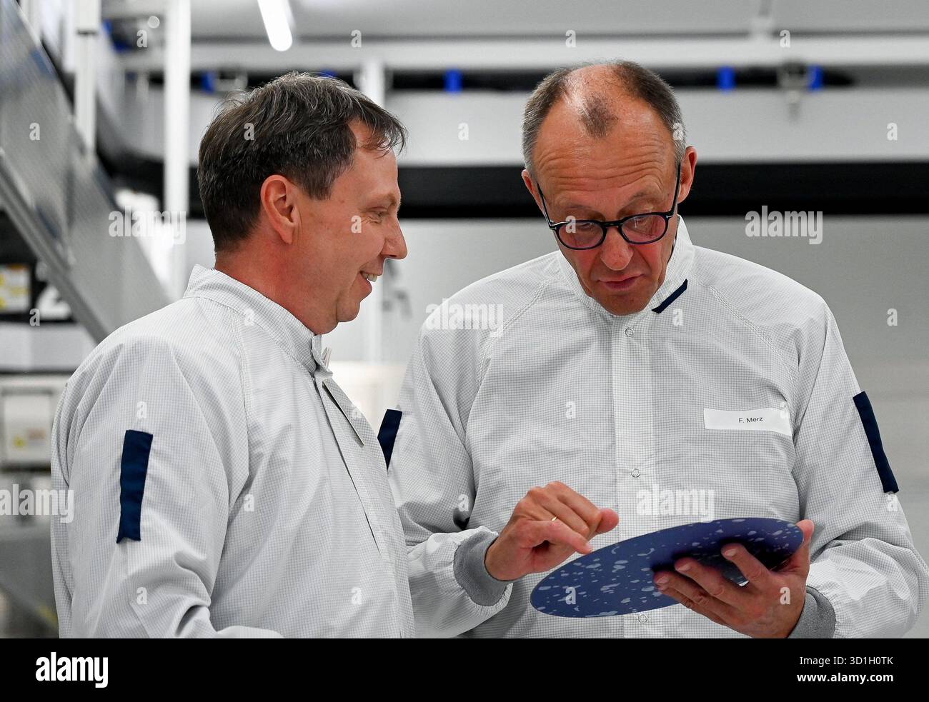 28 October 2025, Dresden: Federal Chancellor Friedrich Merz (r, CDU ...
