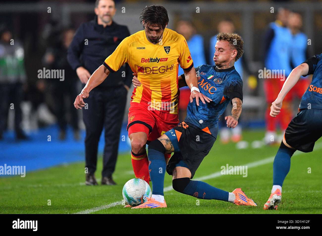 Lecce's right wing Santiago Pierotti, left, and Napoli's Noa Lang in ...