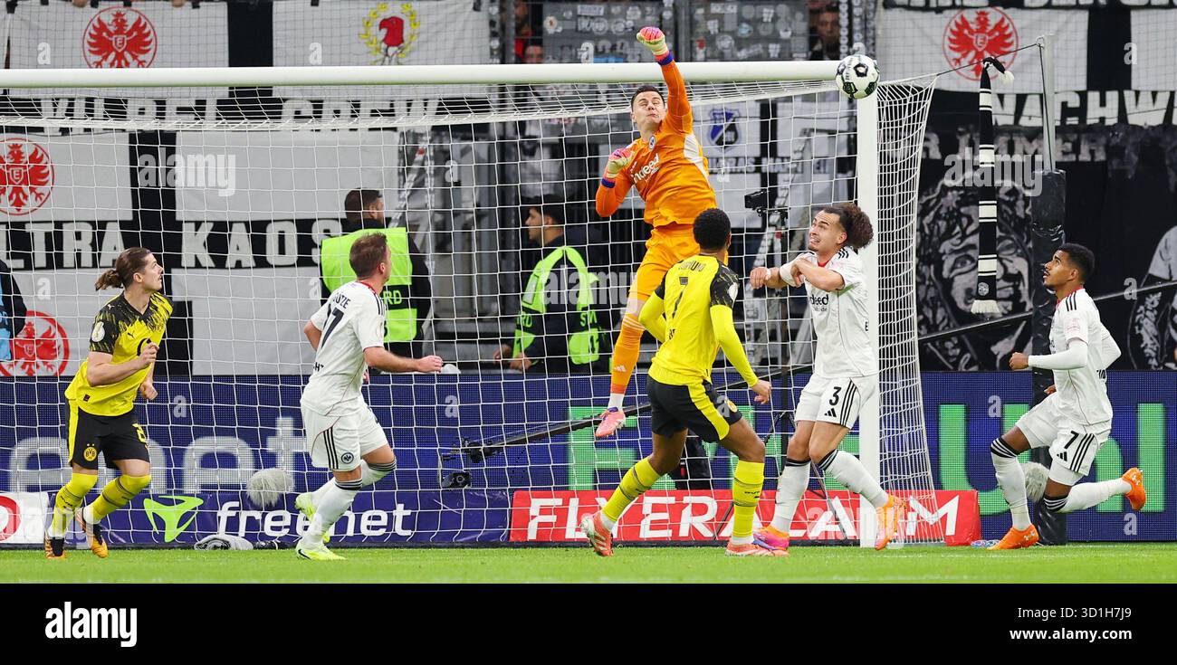 from left: goalkeeper Michael Zetterer (Frankfurt), Jobe Bellingham ...