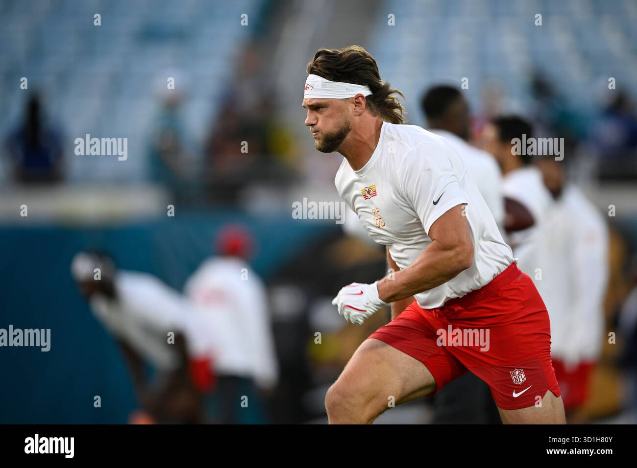 Kansas City Chiefs tight end Robert Tonyan warms up before an NFL ...