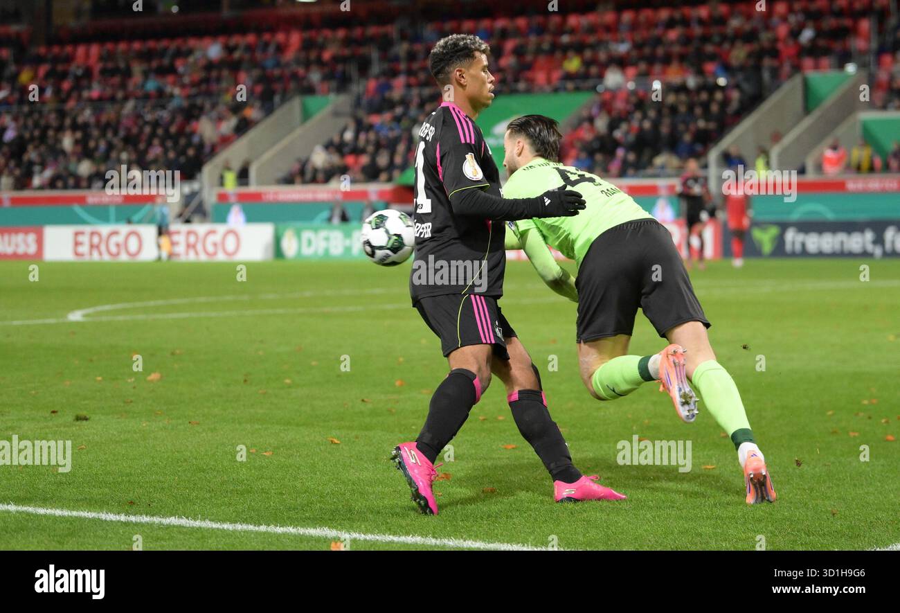 from left Ransford-Yeboah Koenigsdoerffer (HSV Hamburg), goalkeeper ...