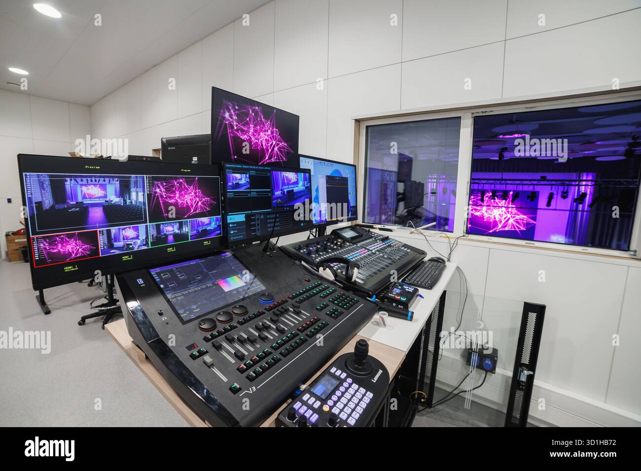 Multiscreen setup hi-res stock photography and images - Alamy