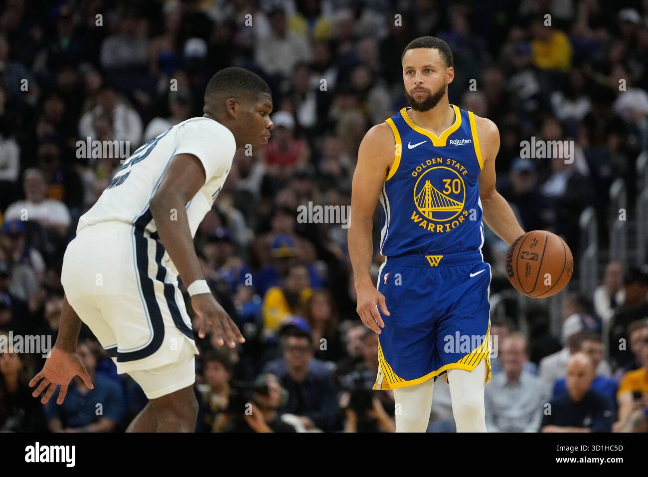 Golden State Warriors guard Stephen Curry (30) brings the ball up the ...