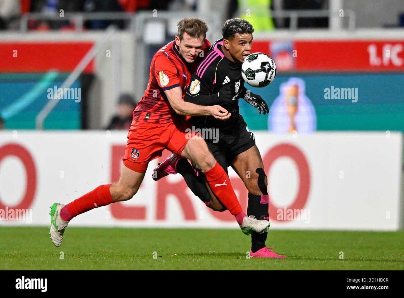 nach diesem Zweikampf, Aktion Foul Tim Siersleben 1. FC Heidenheim 1846 ...