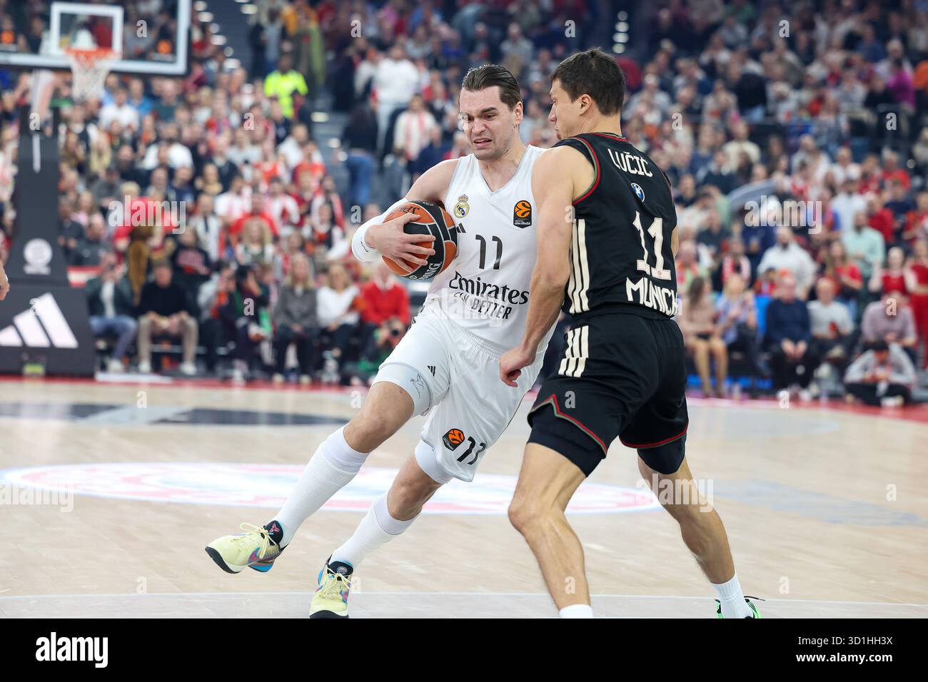 Mario Hezonja (Real Madrid, #11) mit Vladimir Lucic (FC Bayern ...