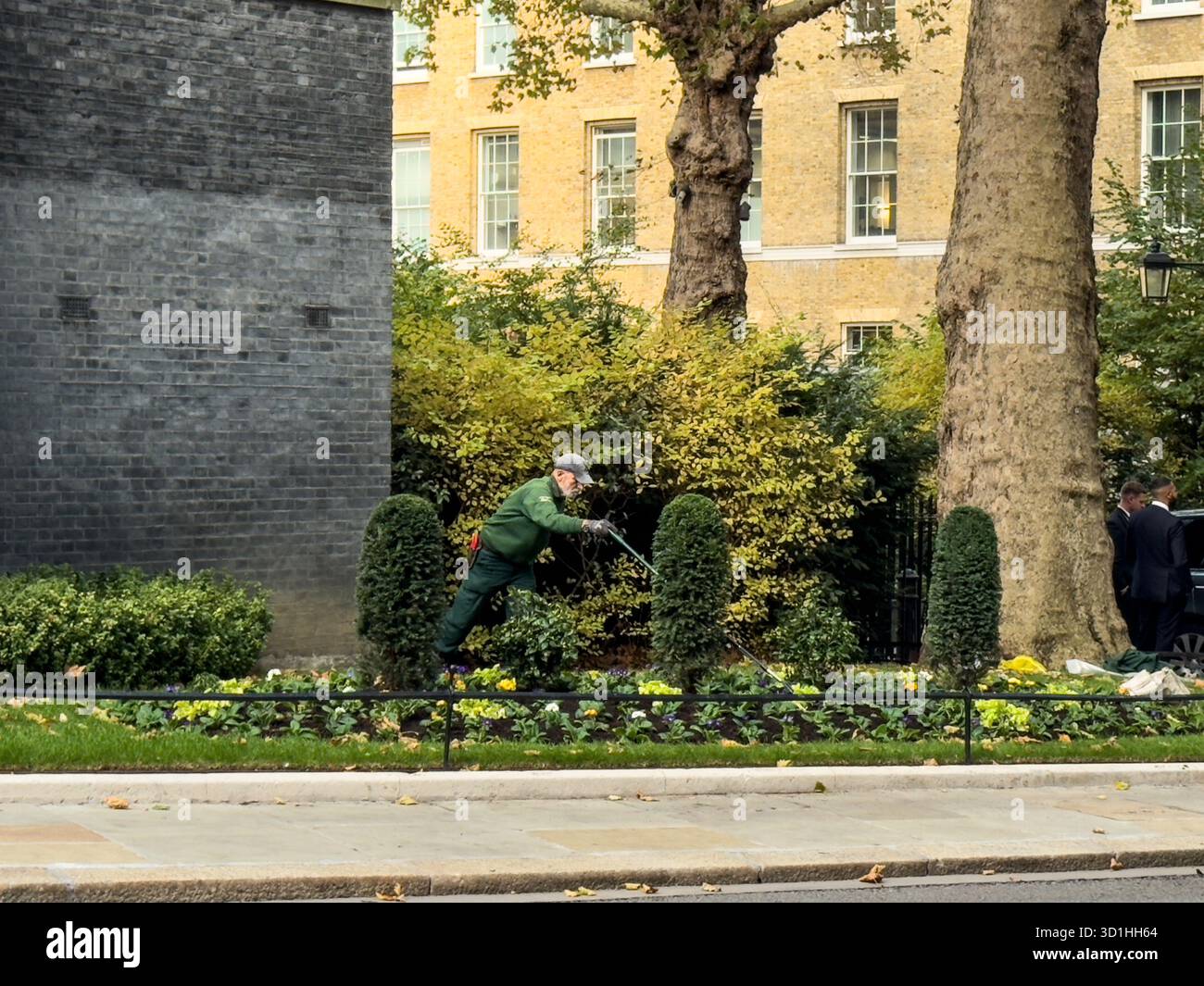 London, Downing St. October 28th 2025. A gardener tends to the flower ...