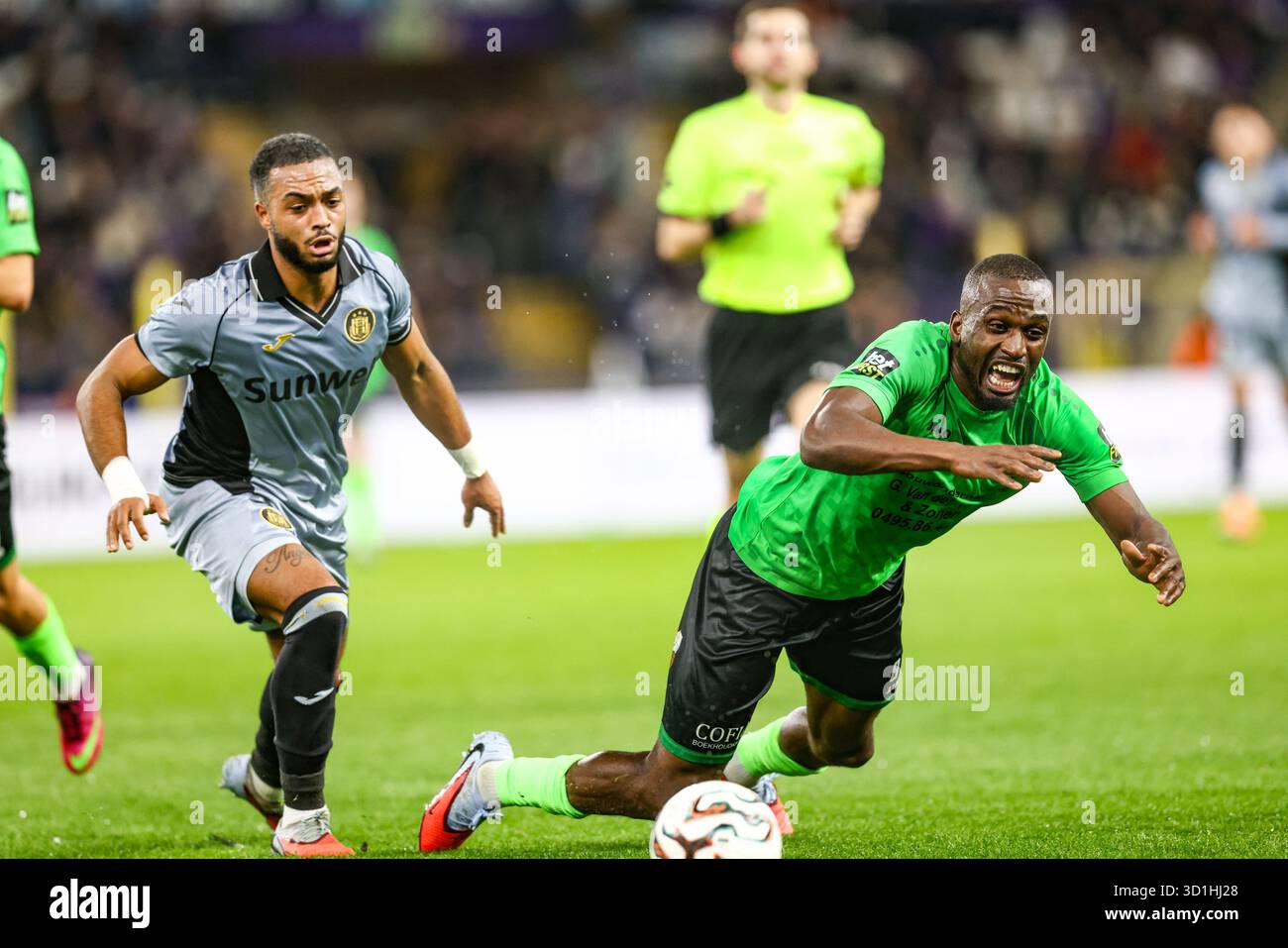 Anderlecht's Killian Sardella and Ninove's Jesse Mputu fight for the ...