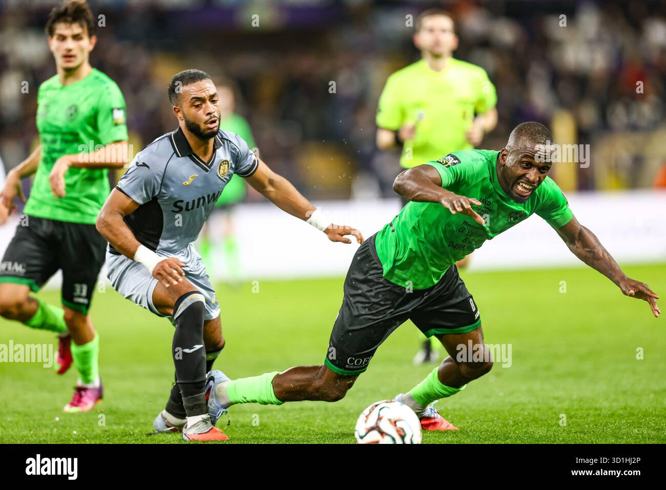 Anderlecht's Killian Sardella and Ninove's Jesse Mputu fight for the ...
