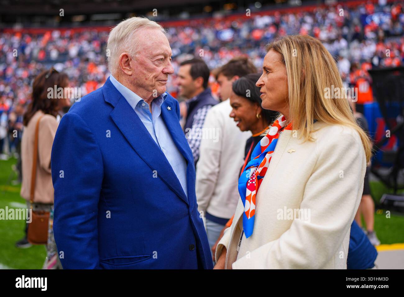Dallas Cowboys owner Jerry Jones, left, talks with Denver Broncos owner ...