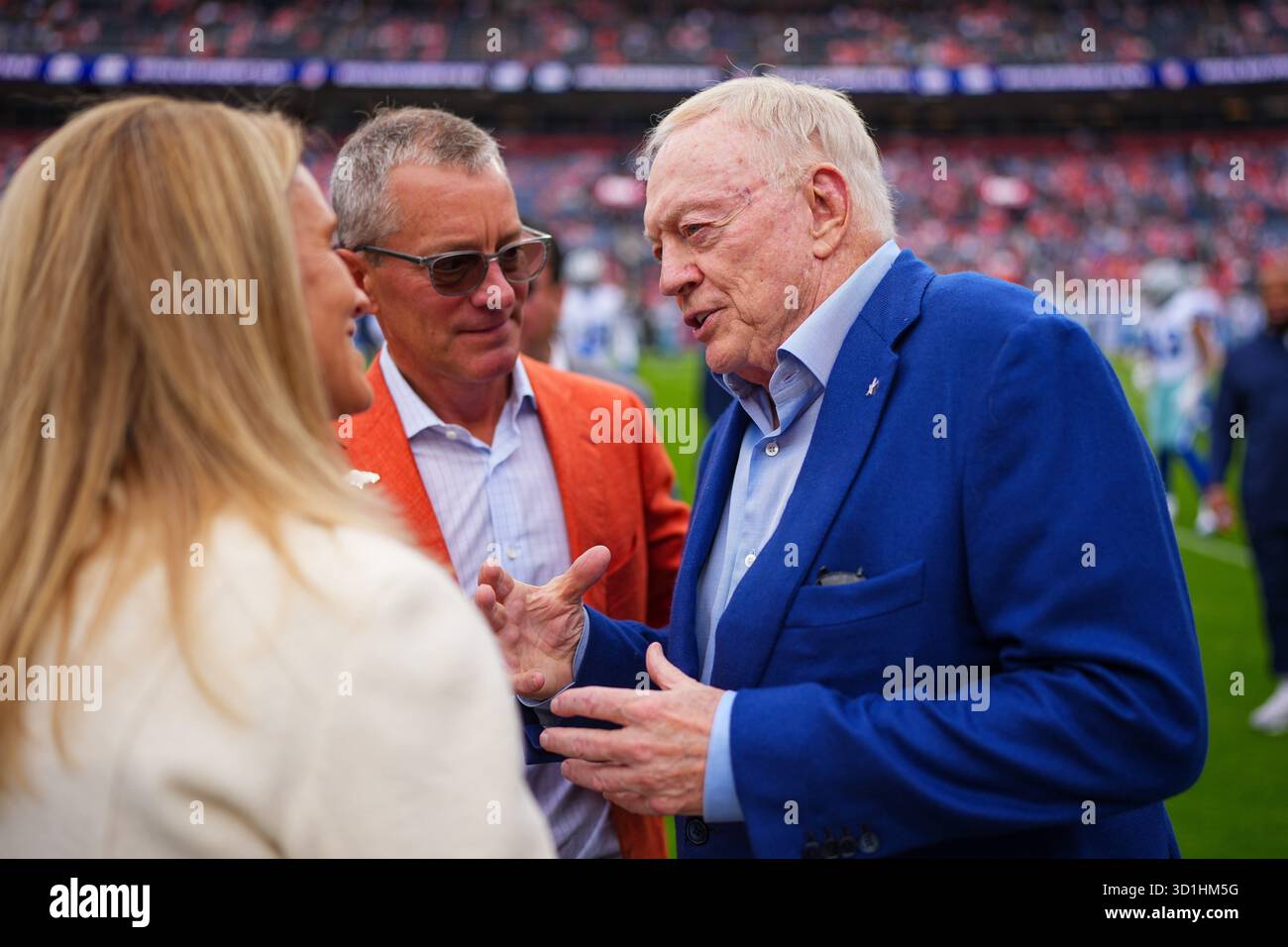 Dallas Cowboys owner Jerry Jones, right, talks with Denver Broncos ...