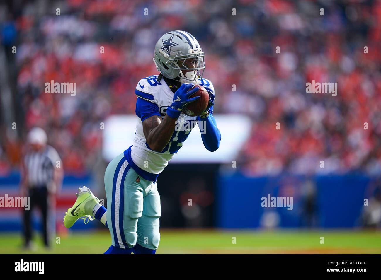 Dallas Cowboys wide receiver CeeDee Lamb catches a pass against the ...