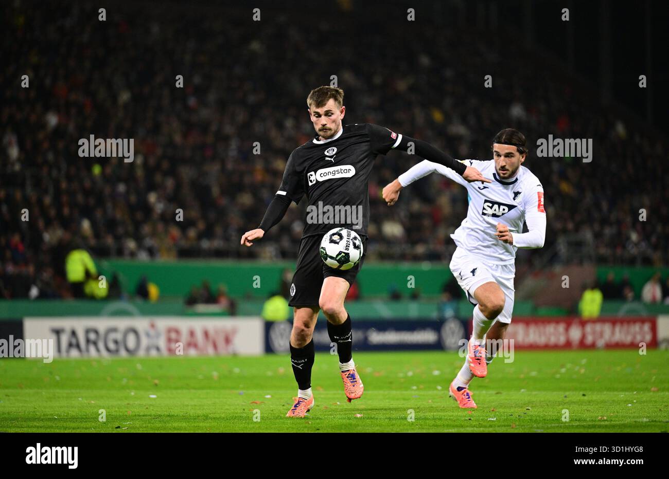 from left: Connor Metcalfe (St. Pauli), Leon Avdullahu Hamburg, October ...