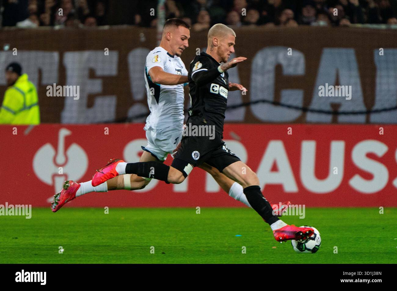 Tim Lemperle (TSG 1899 Hoffenheim, #19) im Zweikampf, Kampf um den Ball ...