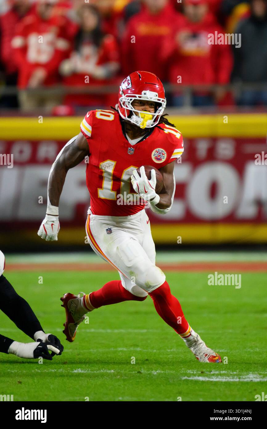 Kansas City Chiefs running back Isiah Pacheco carries the ball against ...