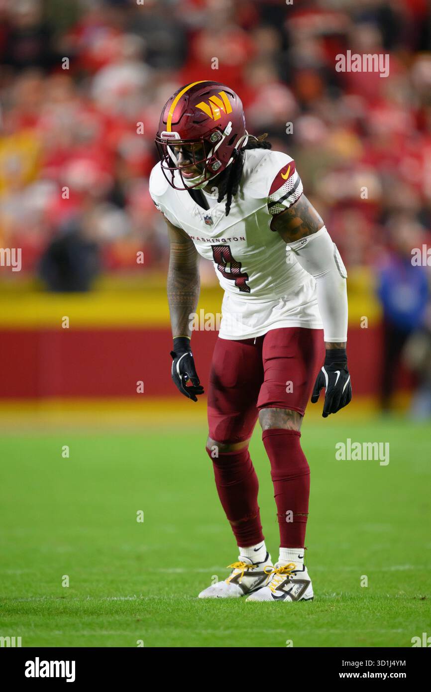 Washington Commanders linebacker Frankie Luvu lines up against the ...