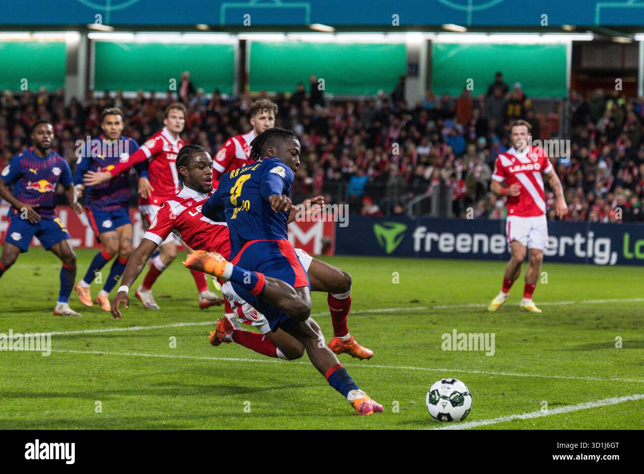 28.10.2025, LEAG Energie Stadion, Cottbus, GER, DFB-Pokal, 2. Runde, FC ...