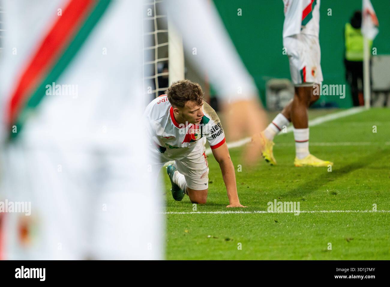 Robin Fellhauer (FC Augsburg, #19) am Boden, GER, FC Augsburg vs. VfL ...
