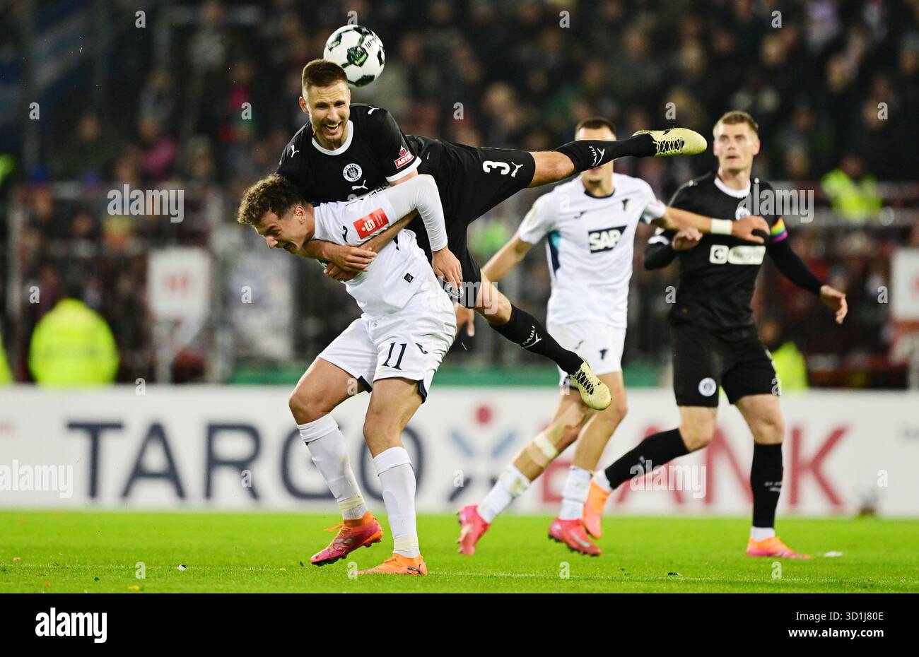 From left: Fisnik Asllani, Karol Mets (St. Pauli) Hamburg, October 28 ...