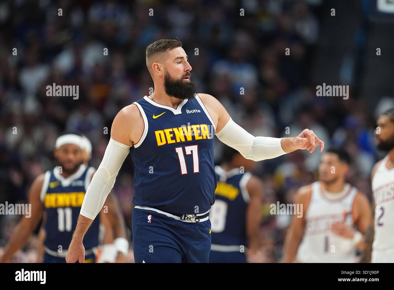 Denver Nuggets center Jonas Valanciunas (17) in the first half of an ...